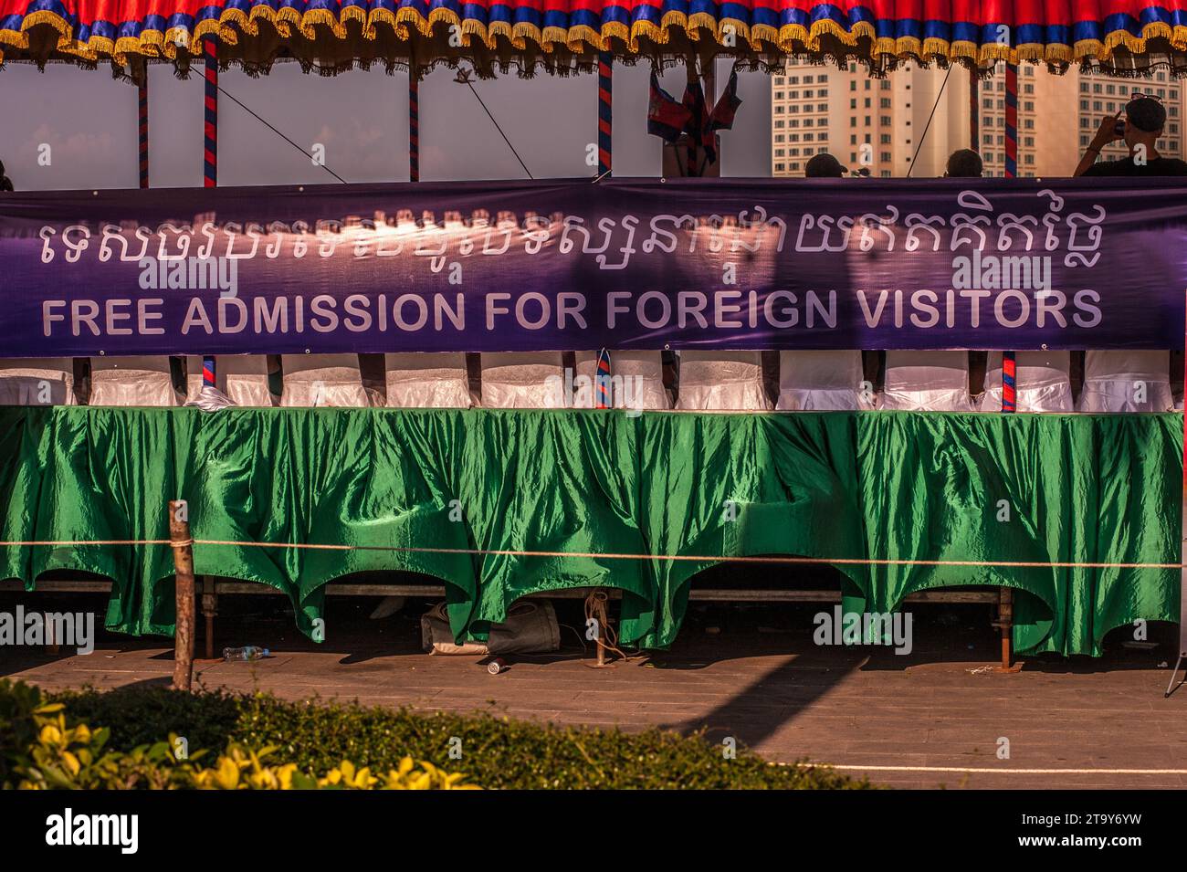 Foreign cities signs hi-res stock photography and images - Alamy