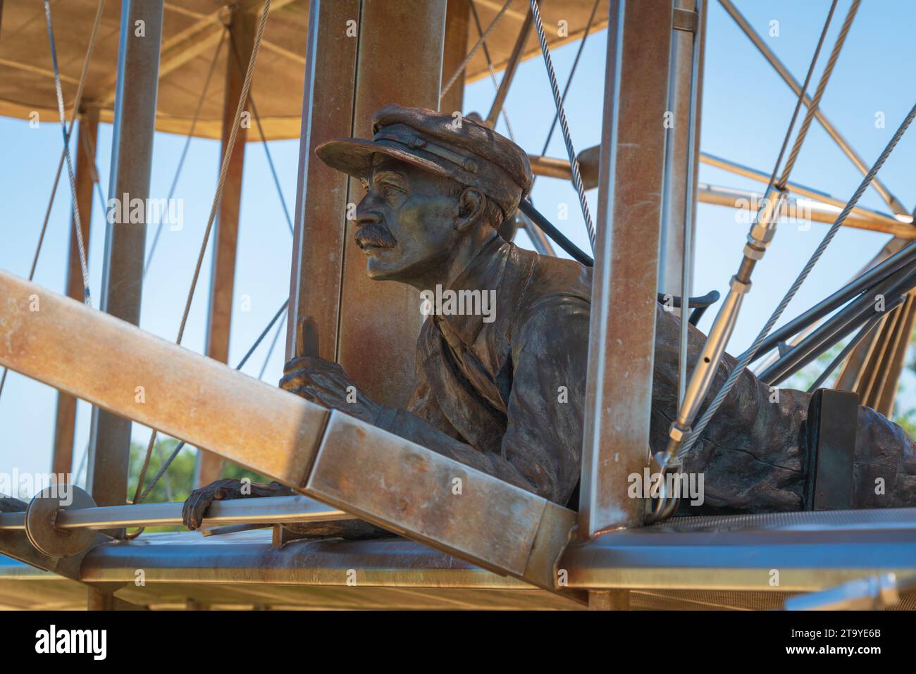 Statues and Monument to the Famous First Flight at Wright Brothers ...