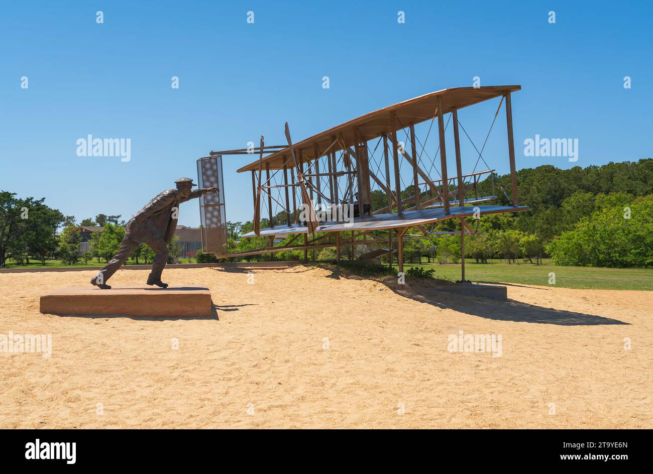 Statues and Monument to the Famous First Flight at Wright Brothers ...