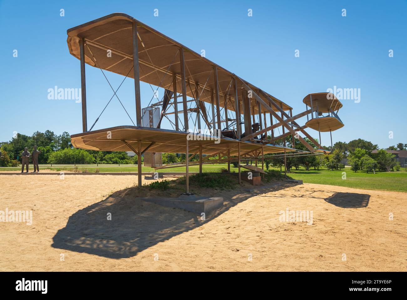 Statues and Monument to the Famous First Flight at Wright Brothers ...