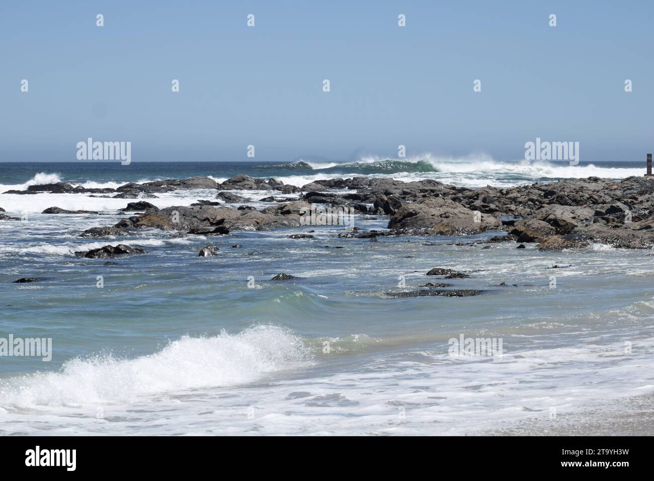 Beautiful scenery waves crashing rocks hi-res stock photography and ...