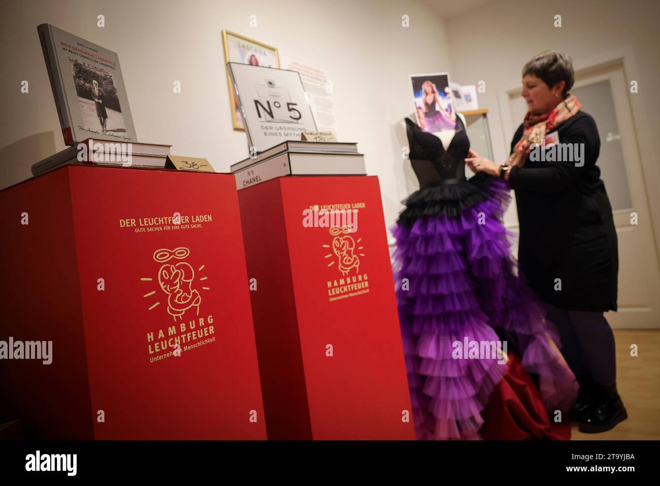 Hamburg, Germany. 27th Nov, 2023. An employee arranges a sumptuous ...