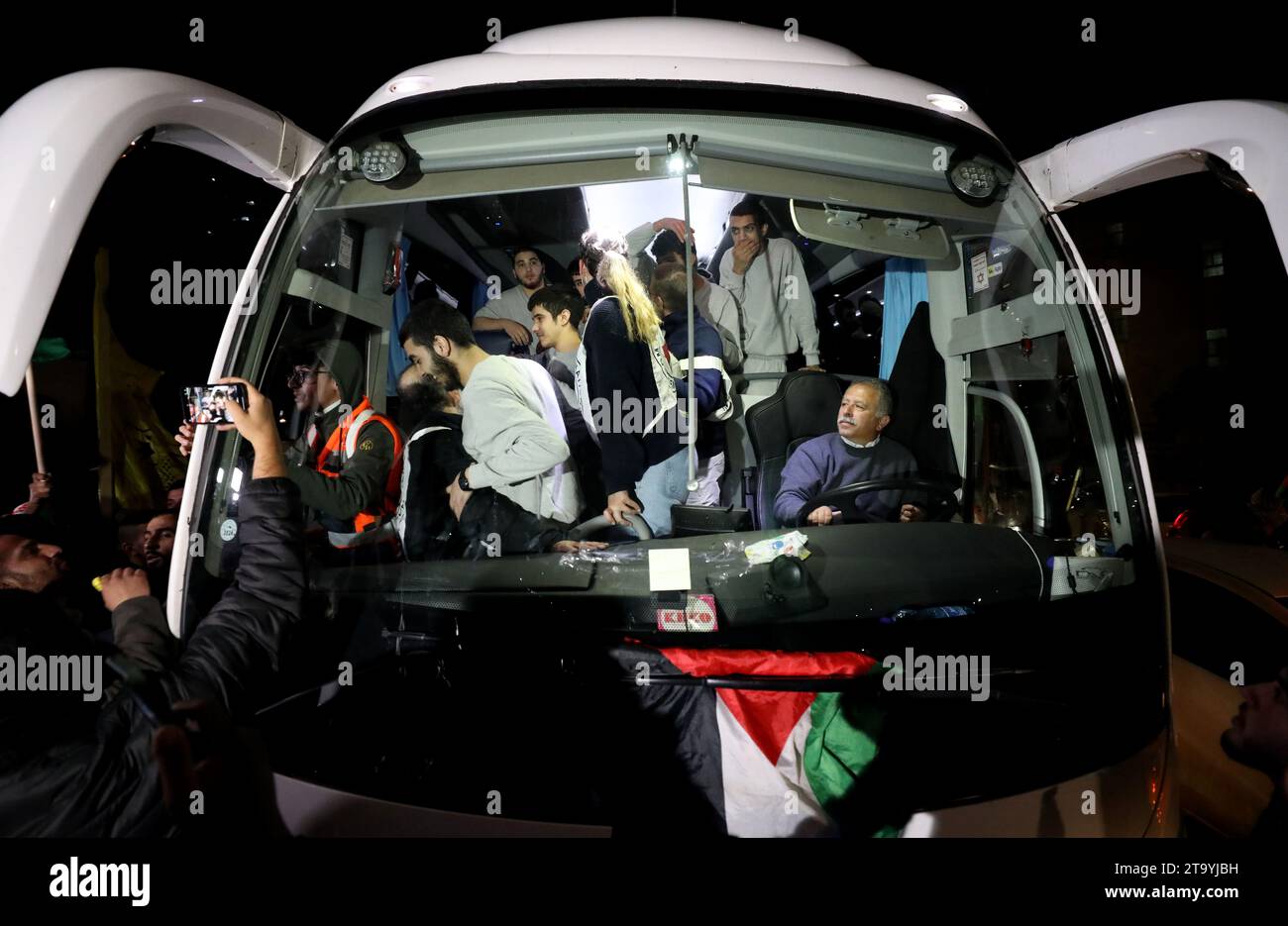 Ramallah. 28th Nov, 2023. A bus transferring released Palestinian ...