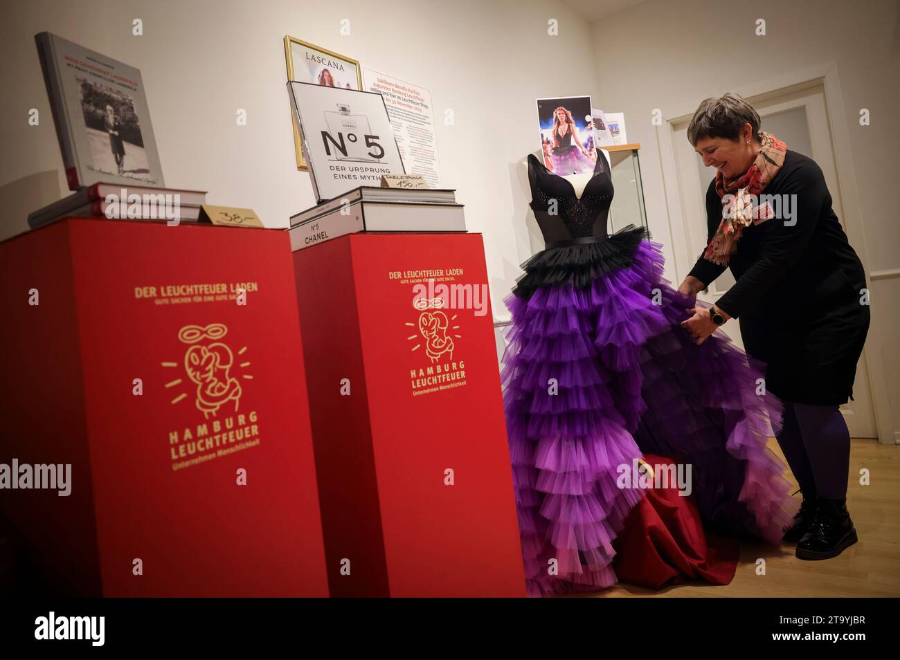 Hamburg, Germany. 27th Nov, 2023. An employee arranges a sumptuous ...