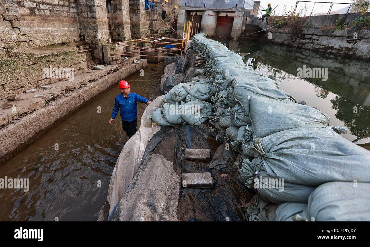 ZAOZHUANG, CHINA - NOVEMBER 23, 2023 - Workers stand in the water at ...