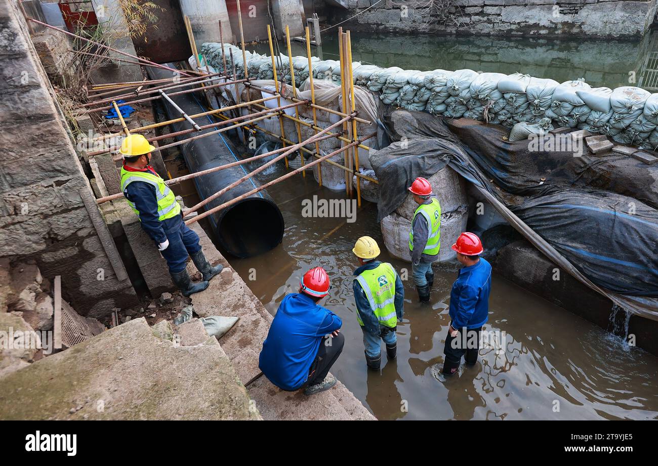 ZAOZHUANG, CHINA - NOVEMBER 23, 2023 - Workers stand in the water at ...