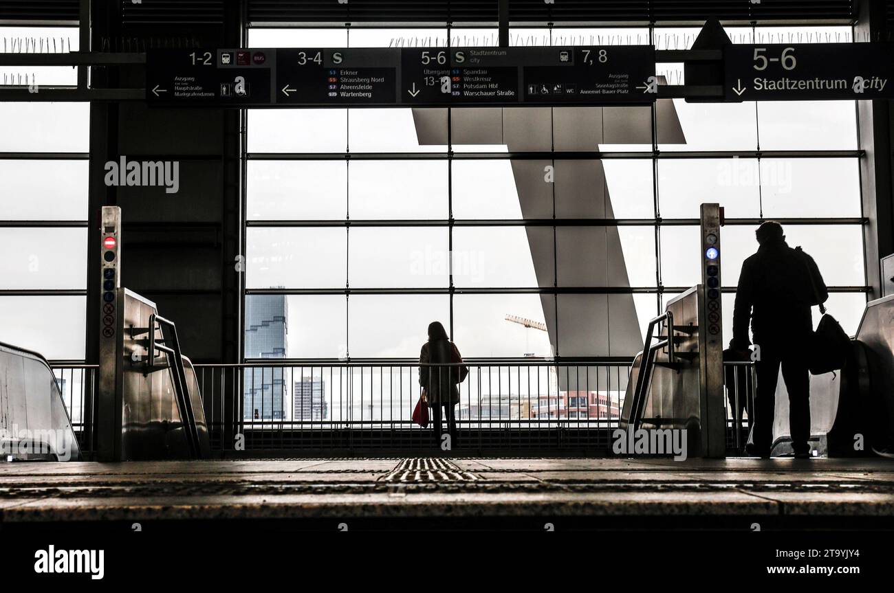 Zug wartet am bahnsteig hi-res stock photography and images - Alamy