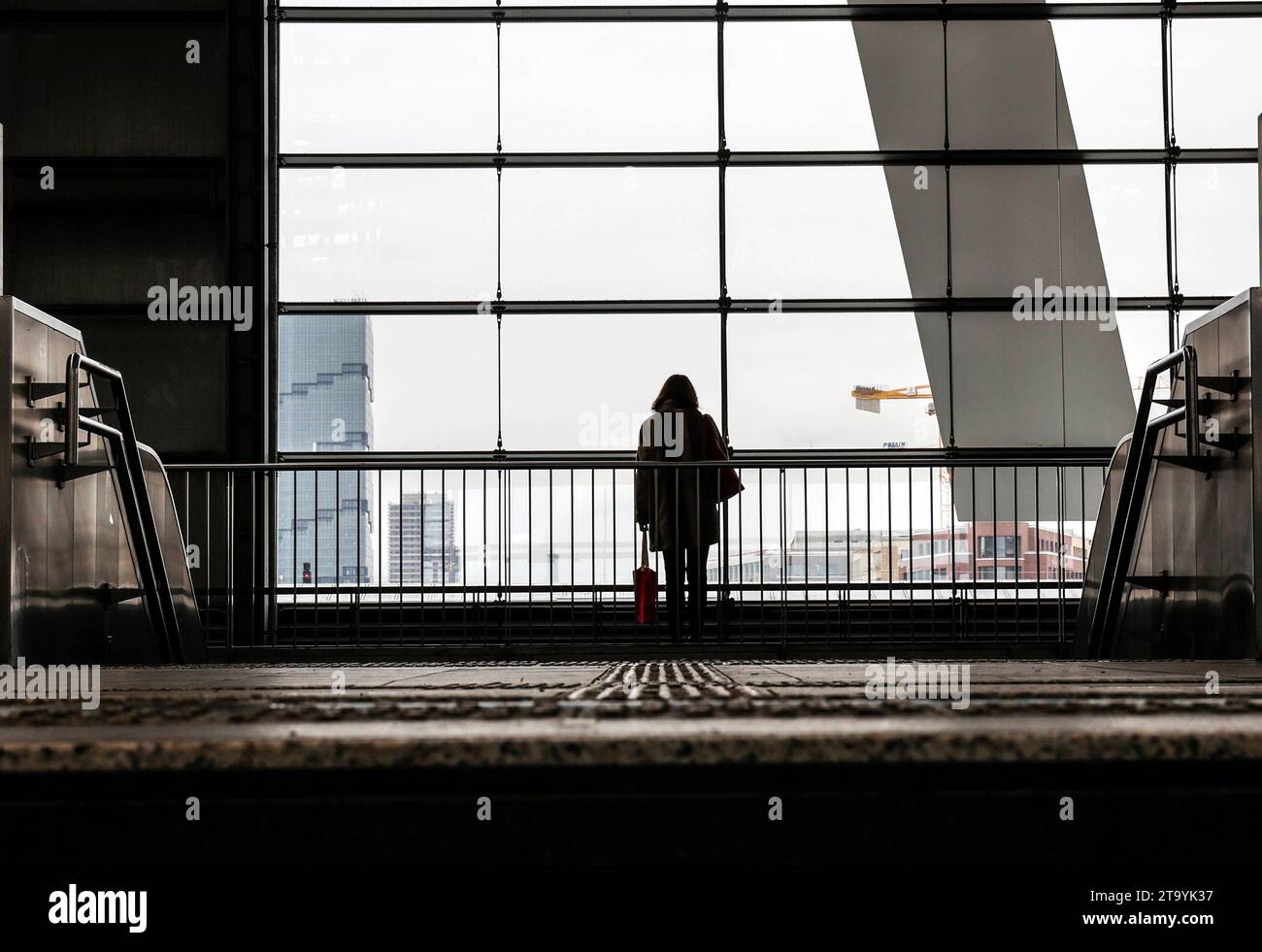 Zug wartet am bahnsteig hi-res stock photography and images - Alamy
