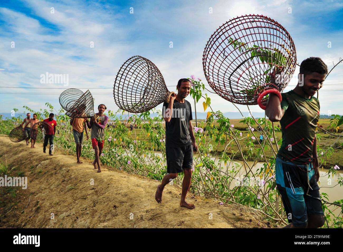 Non Exclusive: 28 November 2023 Sylhet-Bangladesh: Rural people armed with Bamboo fish traps and ...