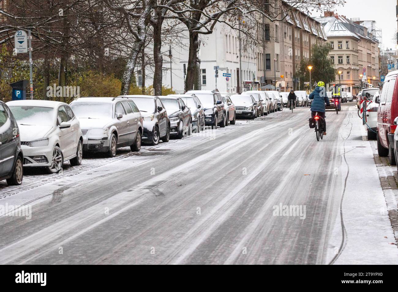 Zugeschneite strasse hi-res stock photography and images - Alamy