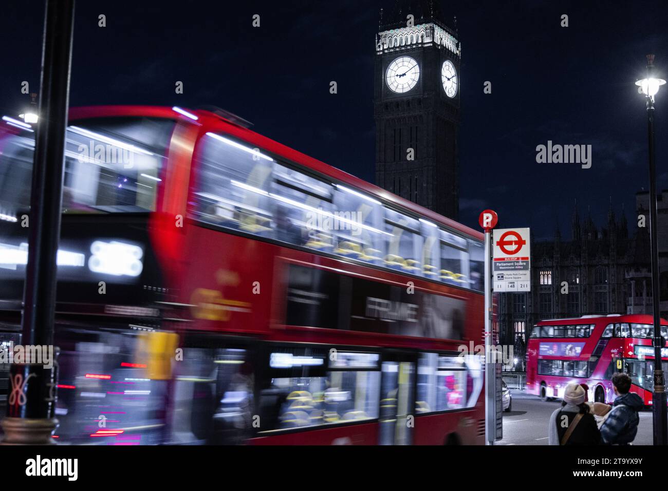 Child night bus stop hi-res stock photography and images - Alamy