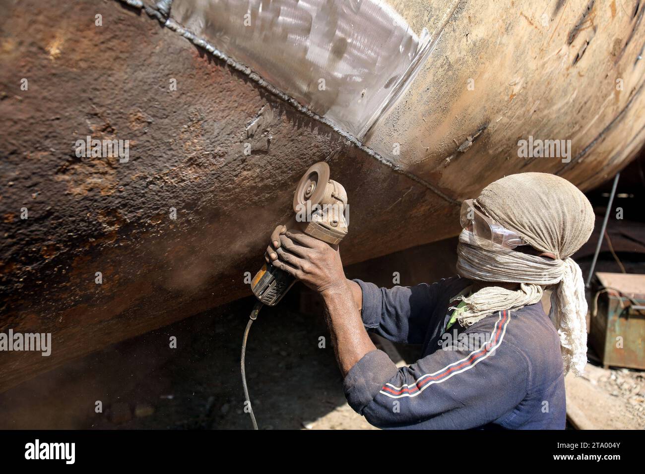 Workers repair ships hi-res stock photography and images - Alamy