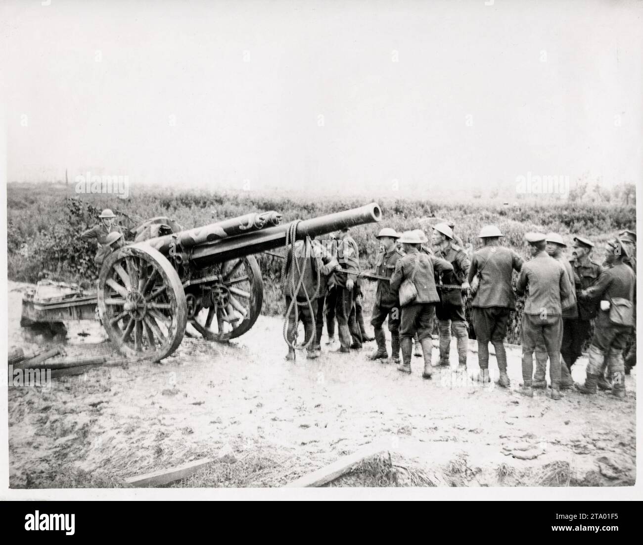 WW1 World War I - The Battle of Flanders, men moving a 60 pound gun ...