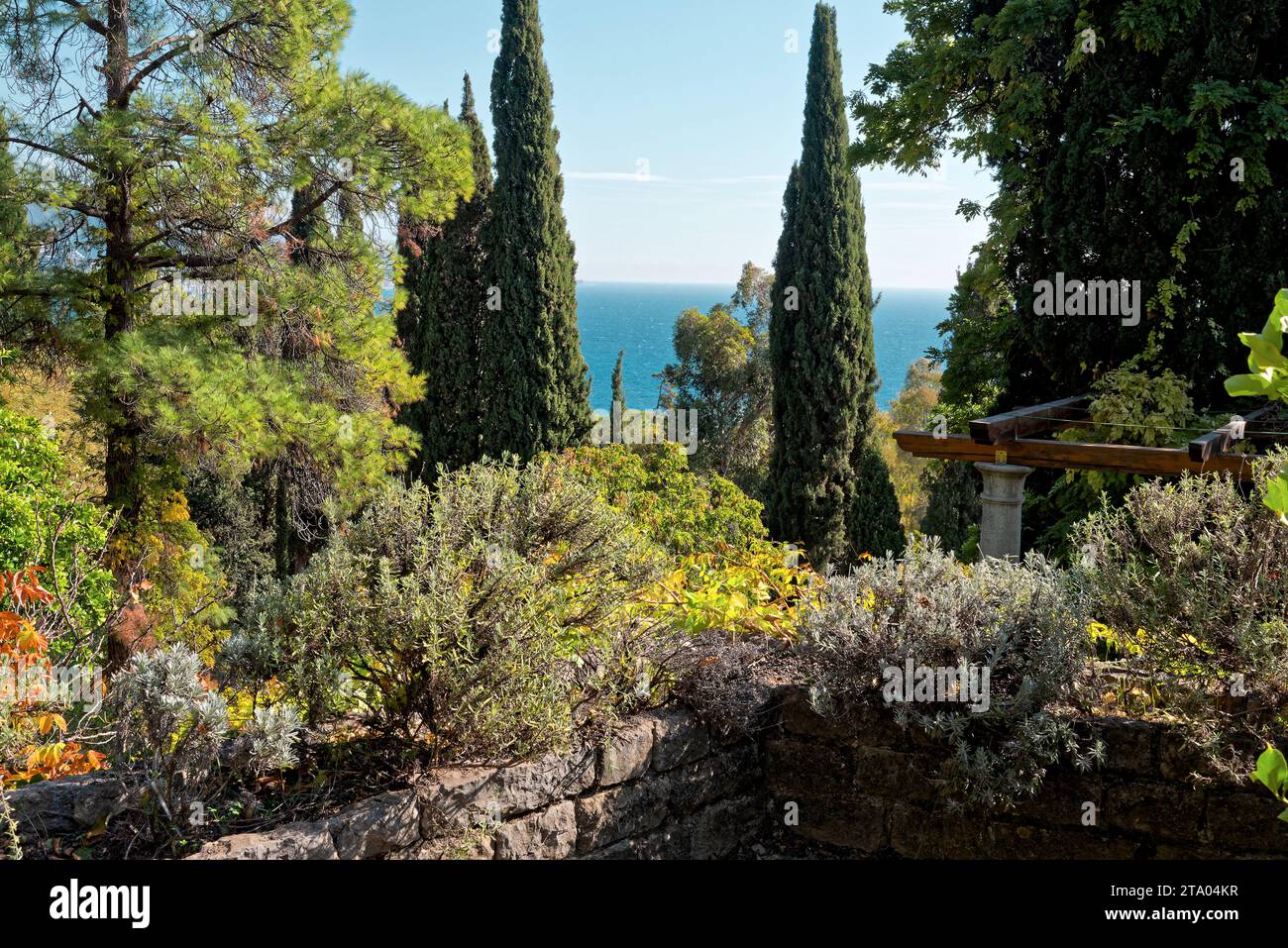 vue sur la mer par beau temps ensoleillé depuis les contreforts de la ...