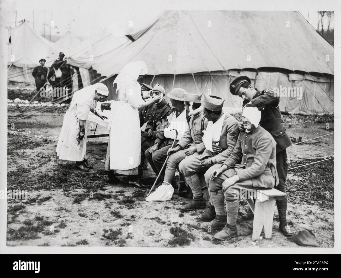 WW1 World War I - Wounded British and French soldiers being treated at ...