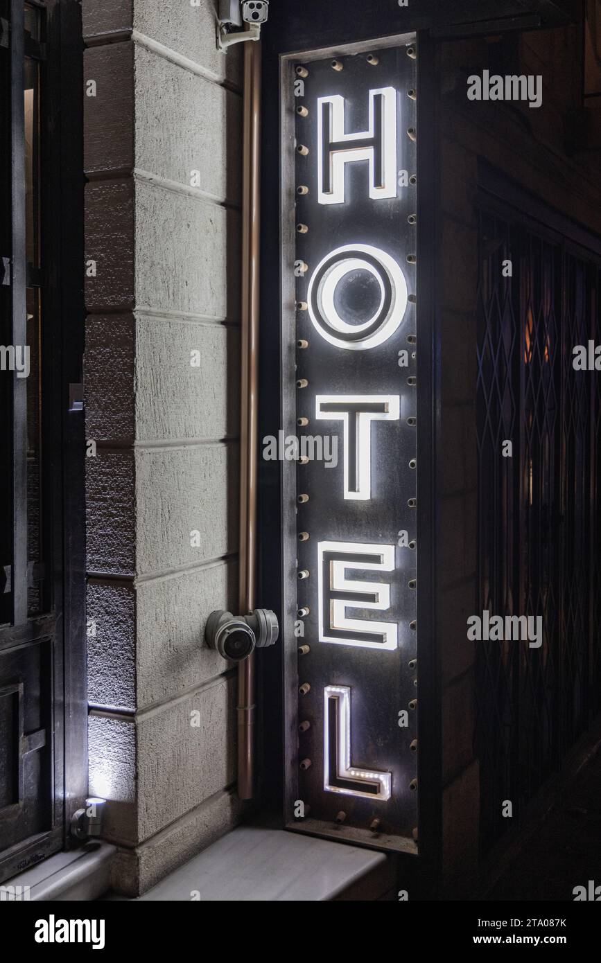 Vertical hotel sign hi-res stock photography and images - Alamy