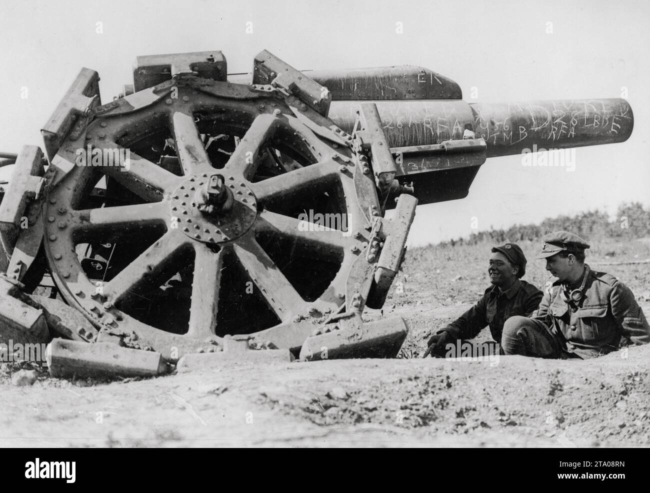 WW1 World War I - German gun with troops writing claiming honour of ...