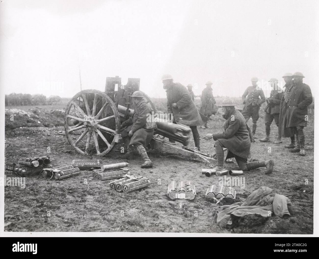 WW1 World War I - British troops using a German gun Stock Photo - Alamy