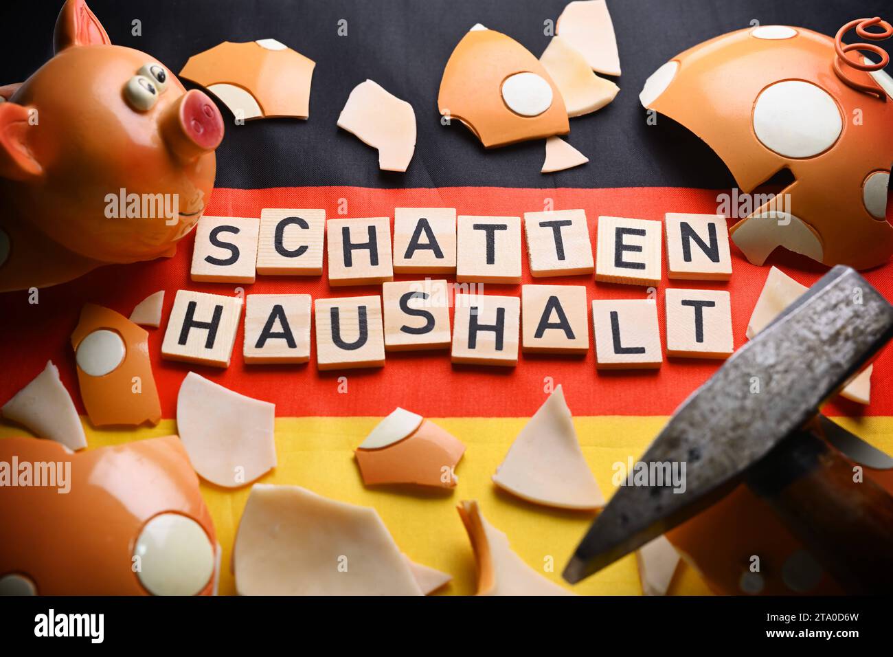 Zerschlagenes Sparschwein auf Deutschlandfahne mit dem Schriftzug ...