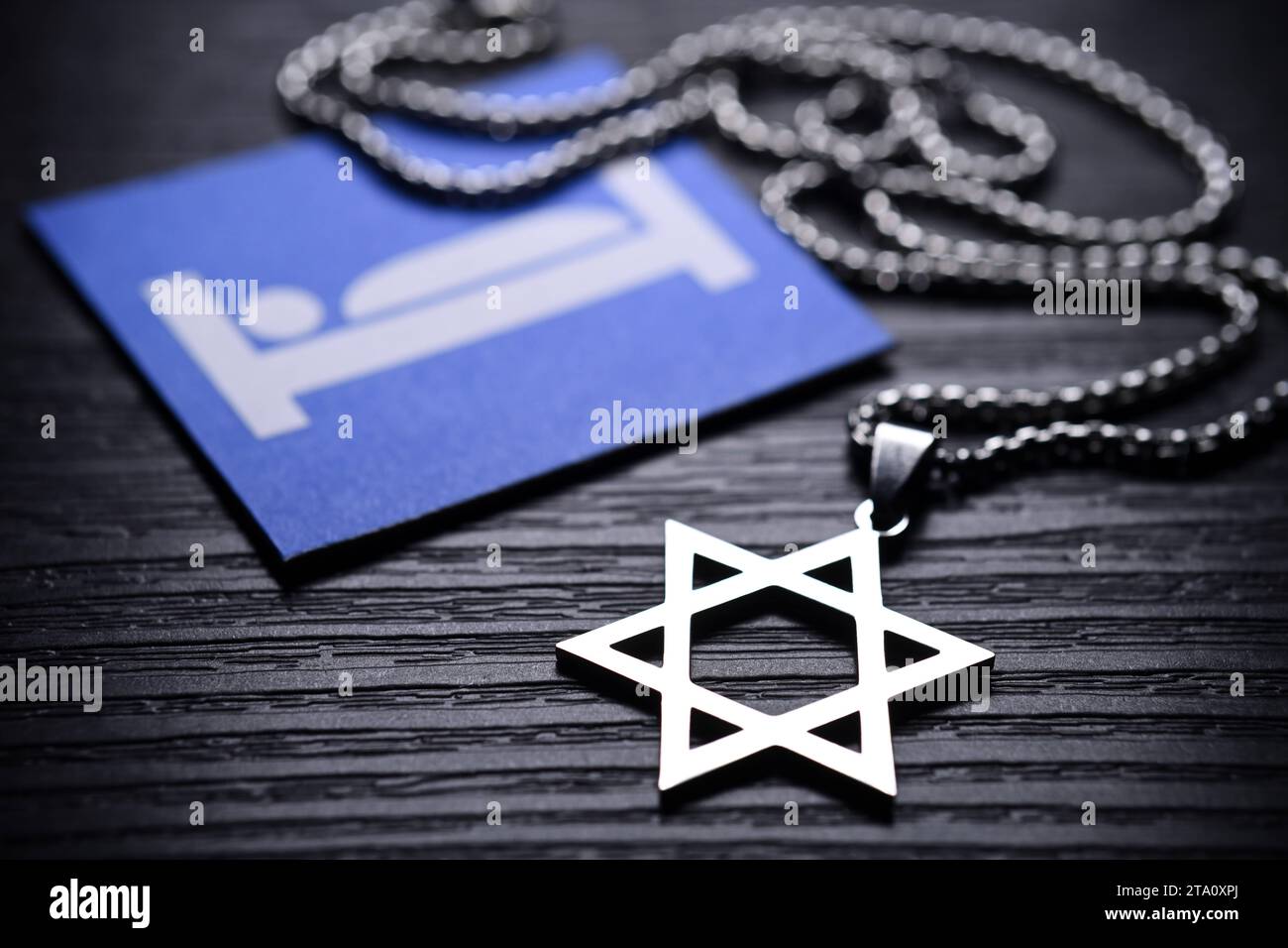 Kette mit Davidstern und Hotel-Symbol, Antisemitismusvorwürfe und ...
