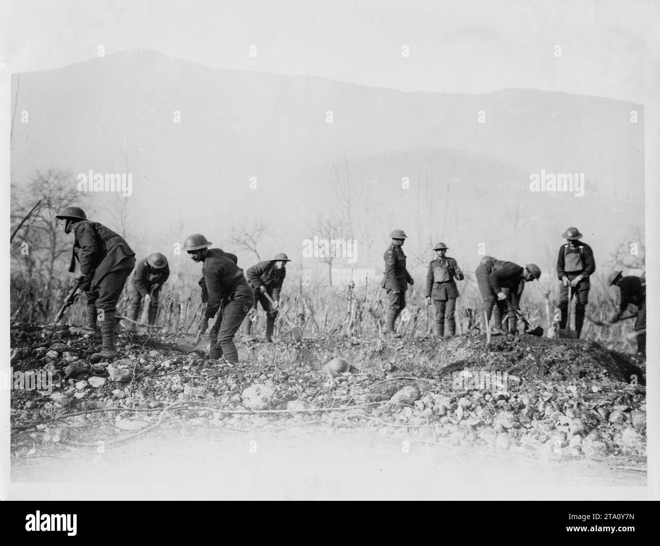 WW1 World War I - Trench digging, British soldiers, Italy Stock Photo ... WW1 World War I - Trench digging, British soldiers, Italy Stock Photo ...