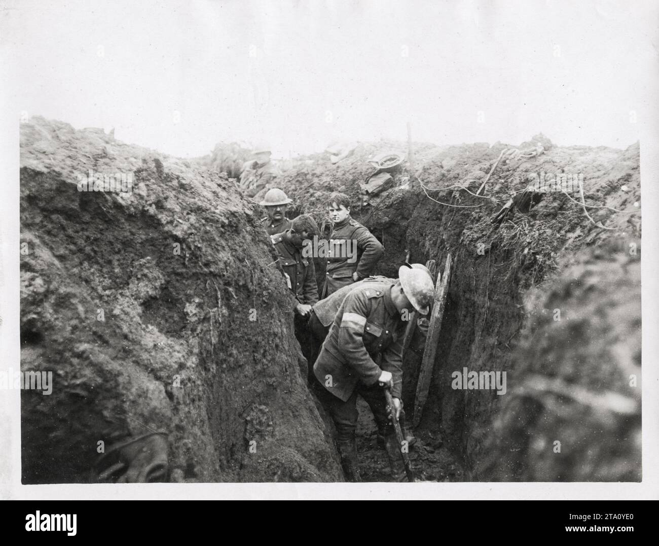 WW1 World War I - British Infantry repairing trenches, France Stock ...