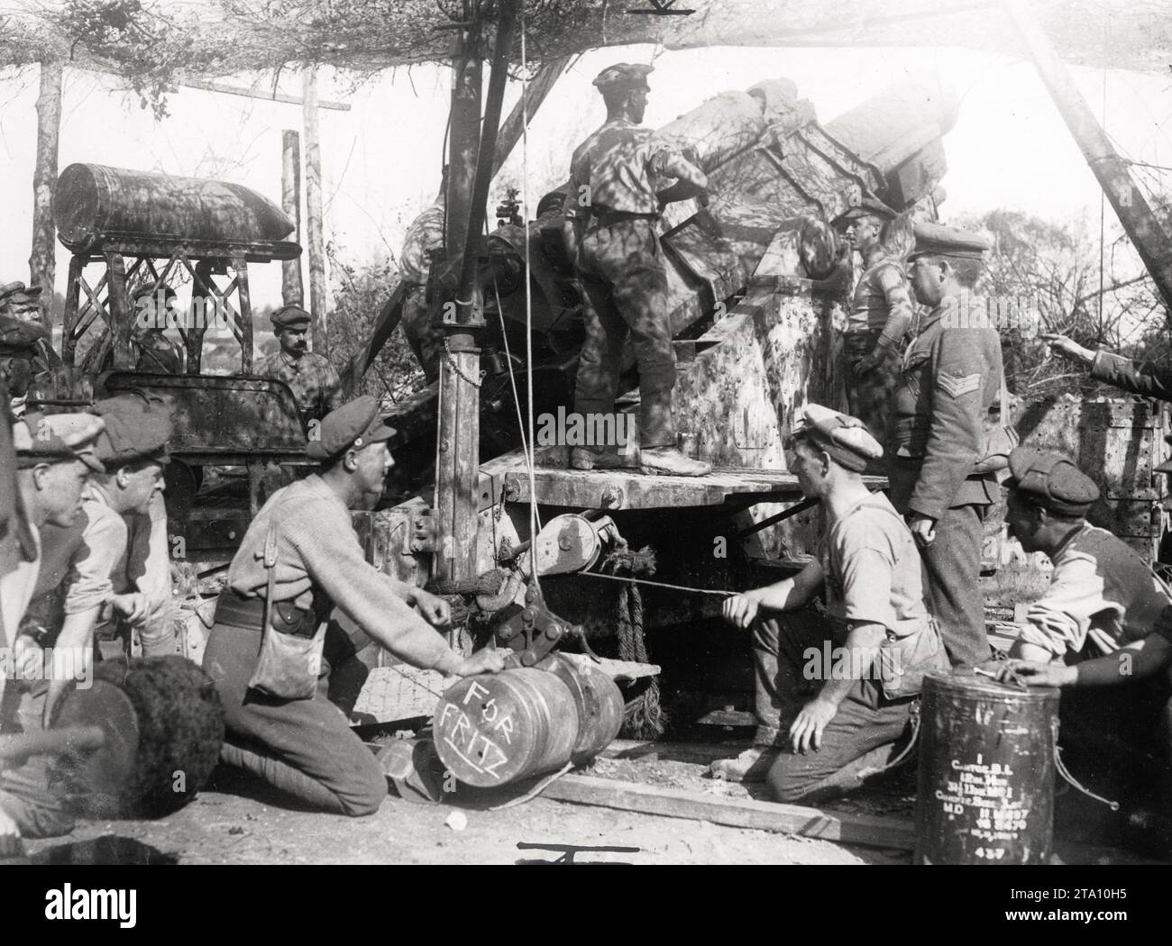 WW1 World War I - Scene at a heavy Howitzer battery, British army Stock ...