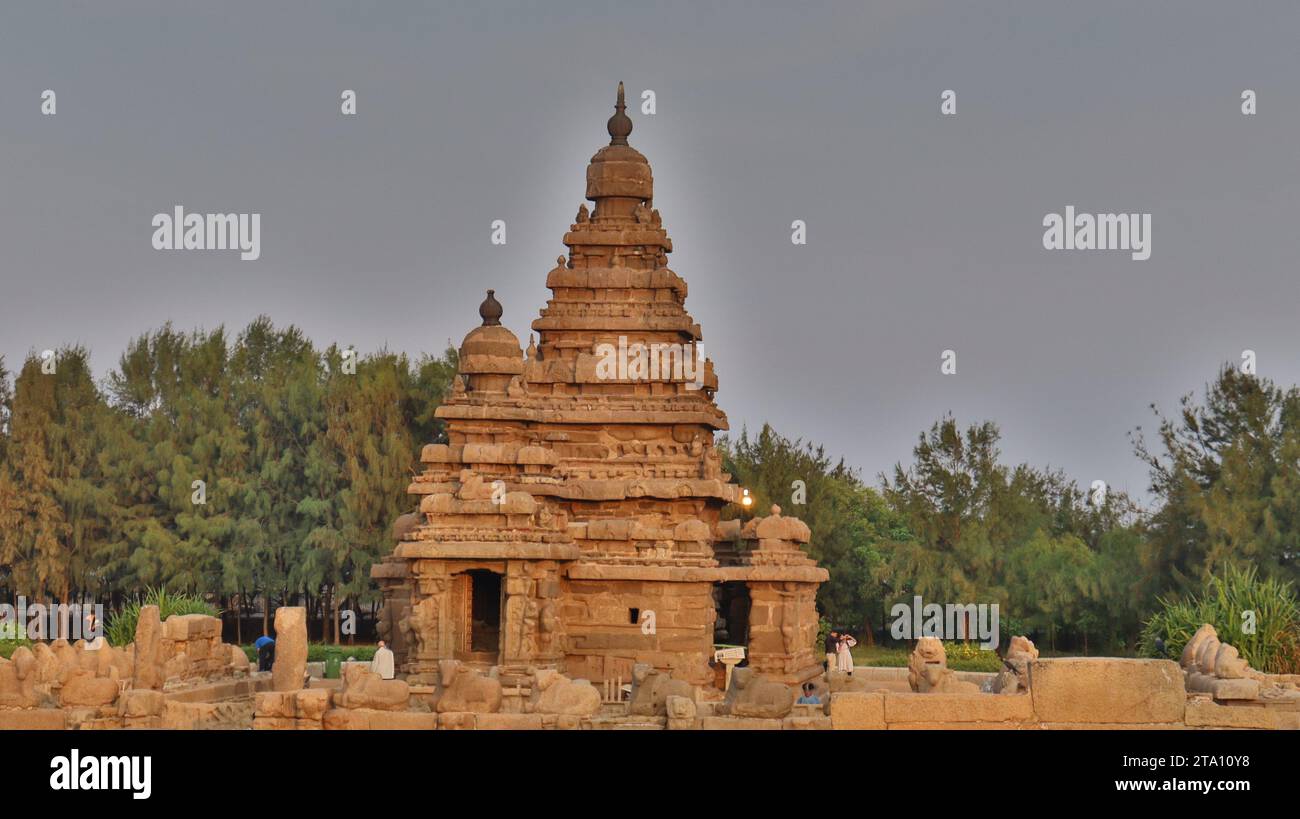 Beach temple sea mahabalipuram hi-res stock photography and images - Alamy