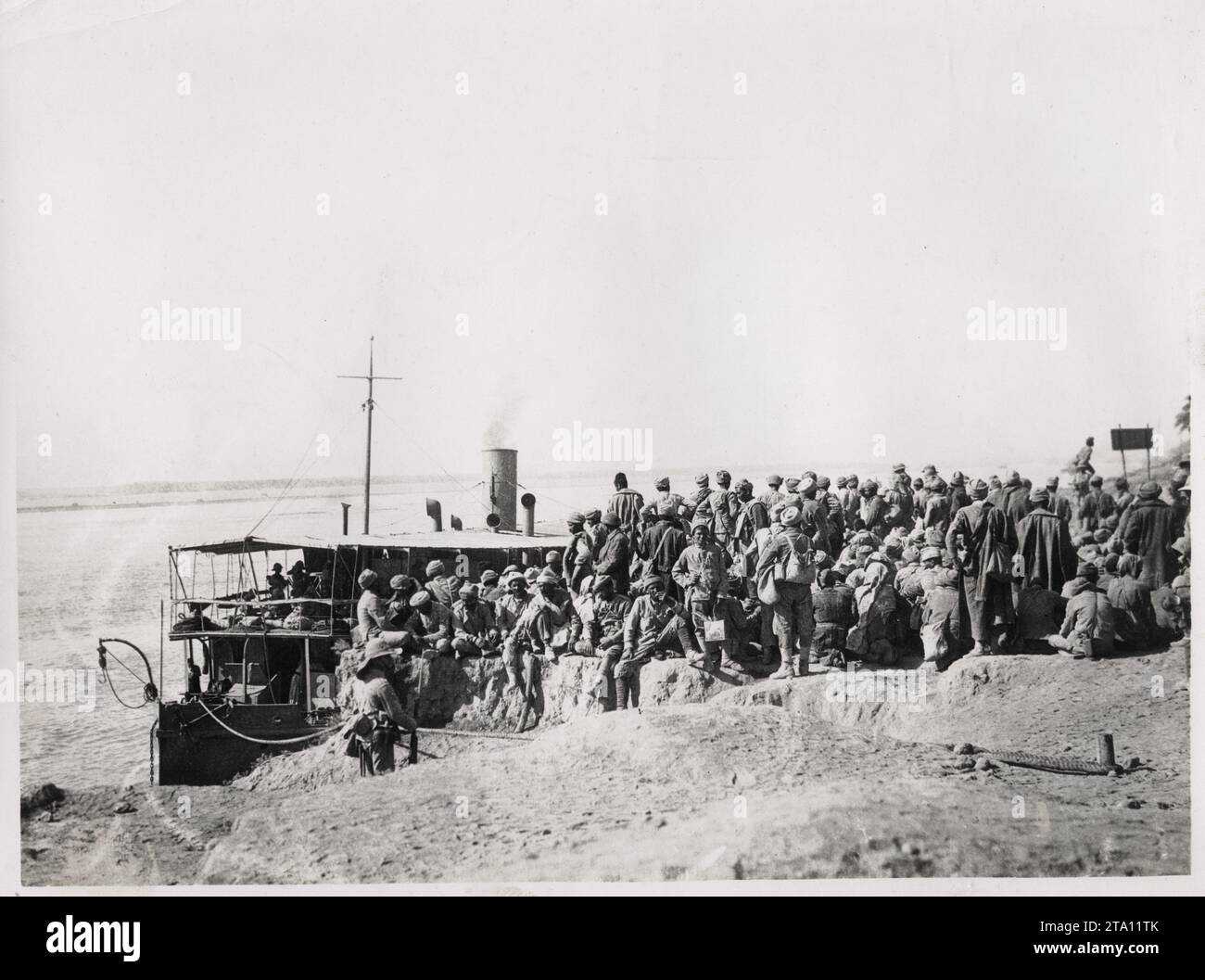 WW1 World War I - Turkish prisoners embark a boat for Basra, Mespotamia ...