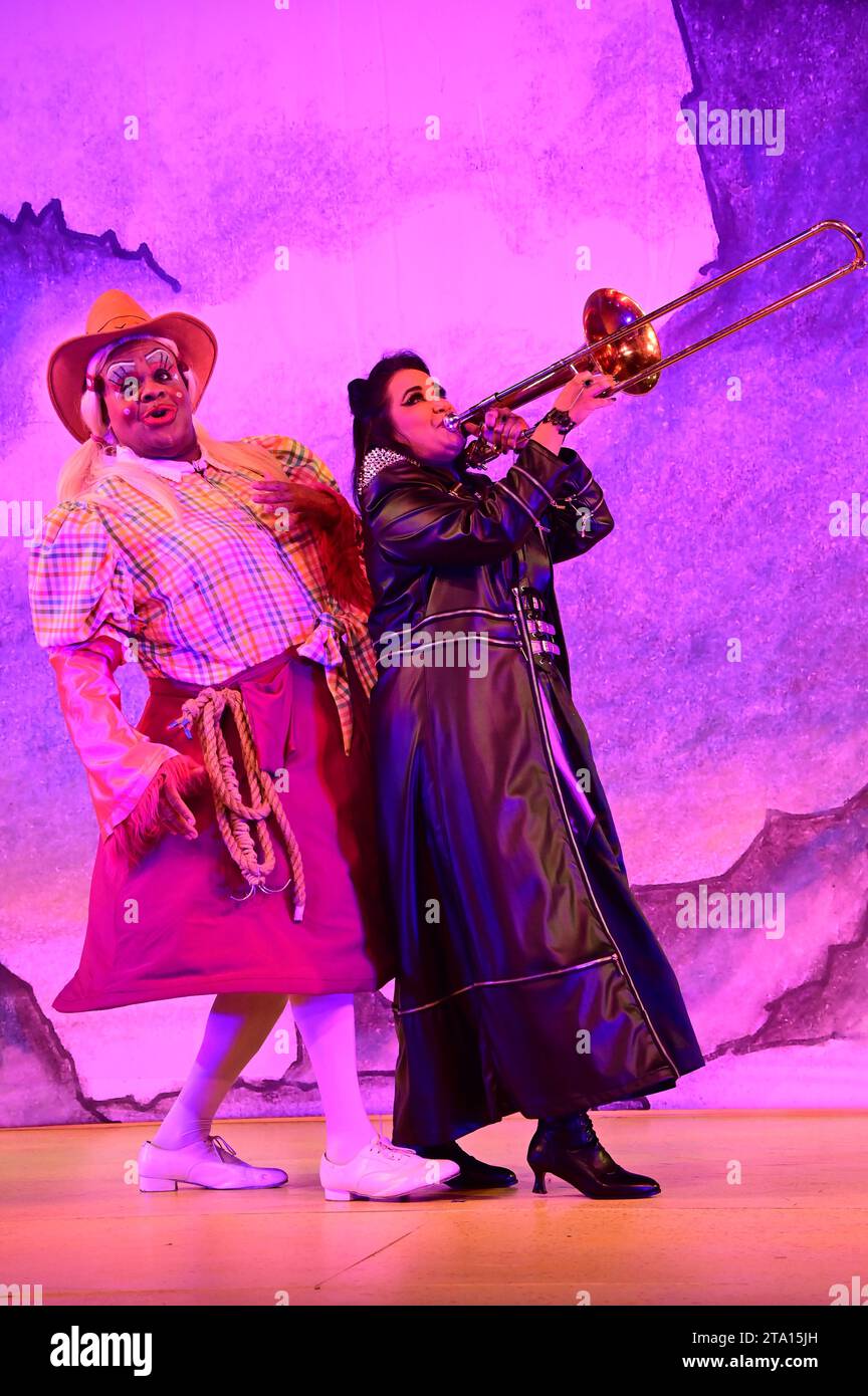 London, UK. 28th Nov, 2023. Clive Rowe and Isabella Mason performs at ...
