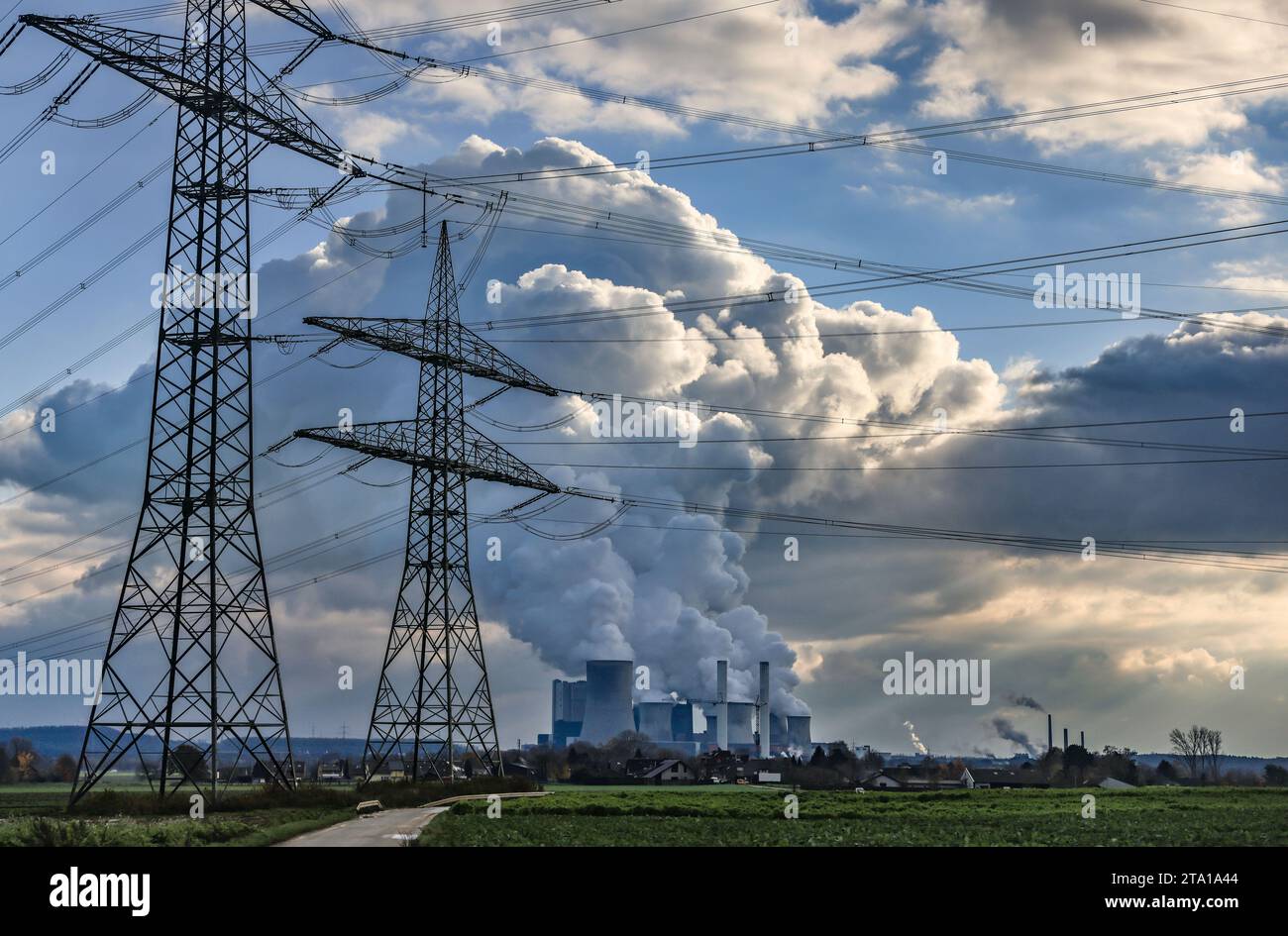 Bergheim, Germany. 28th Nov, 2023. Steam rises from the RWE lignite ...
