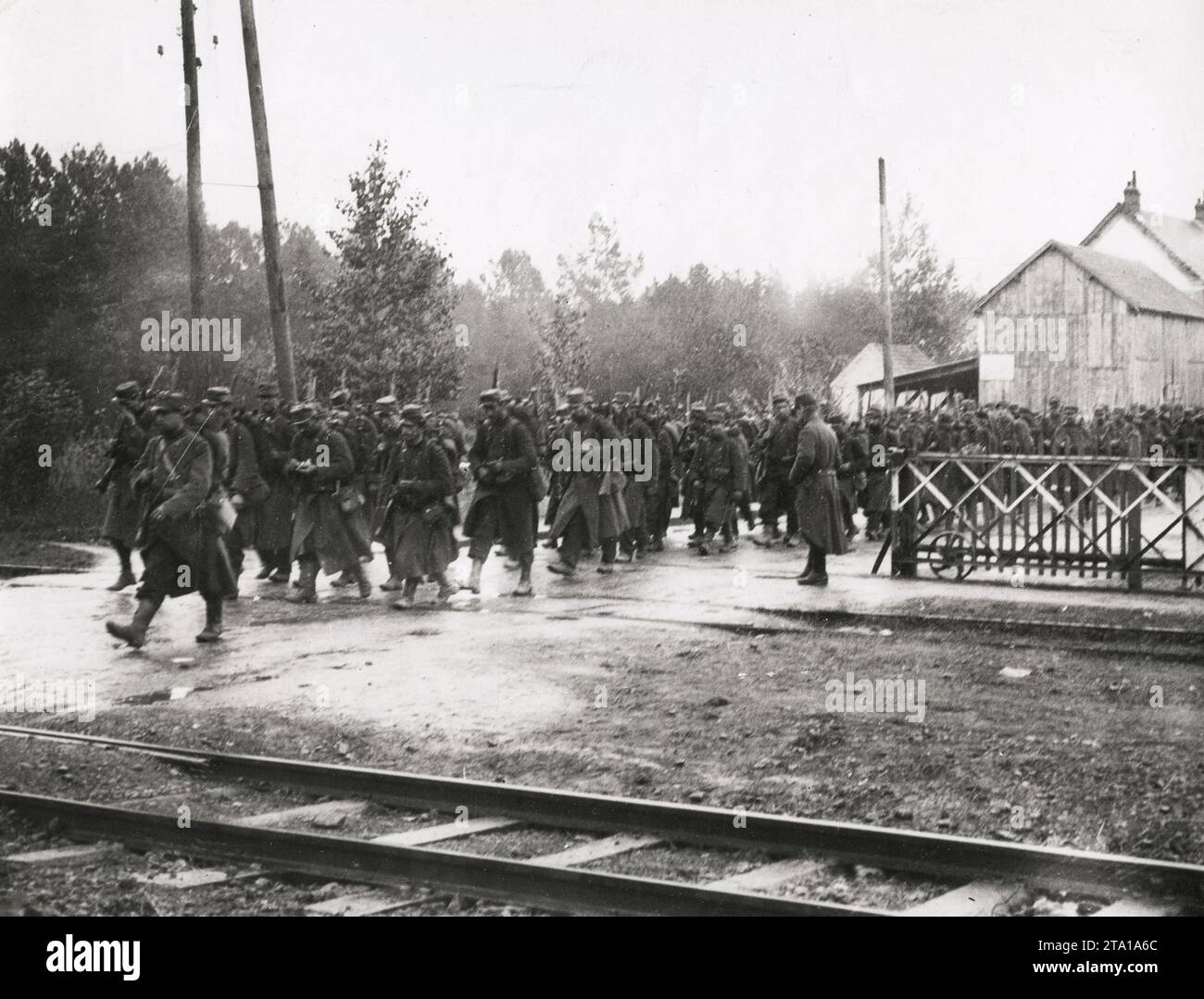WW1 World War I - French troops pass through Oulchy on the way to the ...
