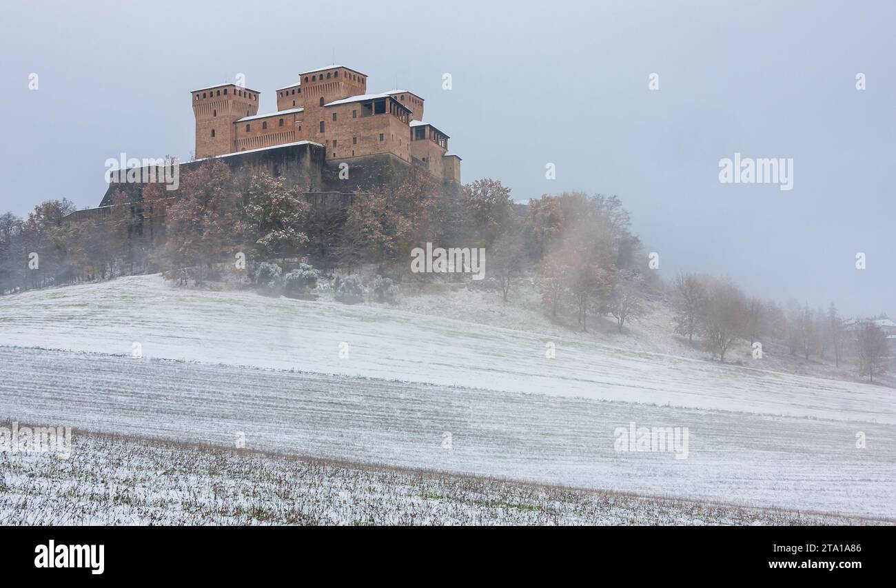 Castello atmosferico hi-res stock photography and images - Alamy