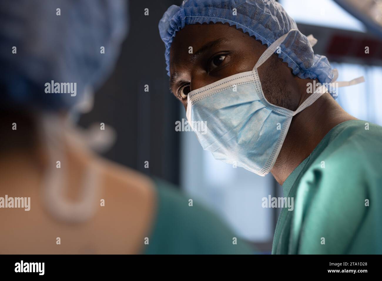 Female surgeons in an operating room hi-res stock photography and ...