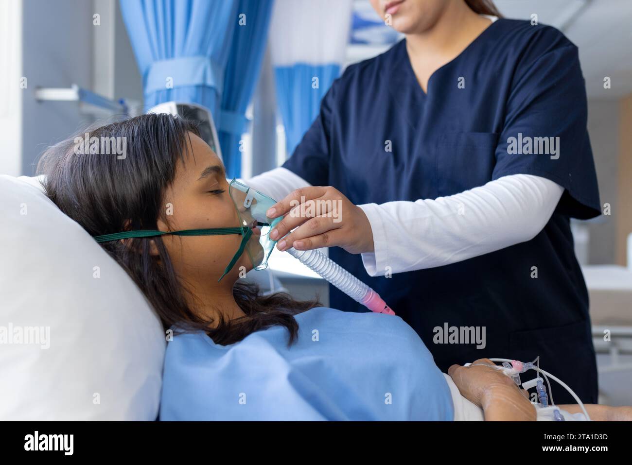 Doctor applying oxygen mask hi-res stock photography and images - Alamy
