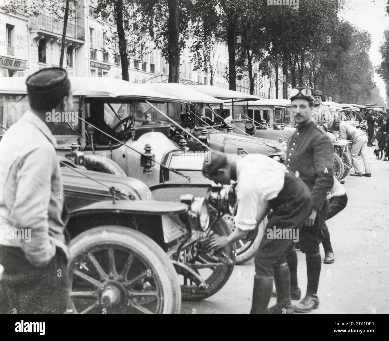WW1 World War I - French mechanics tune up cars before going to the ...