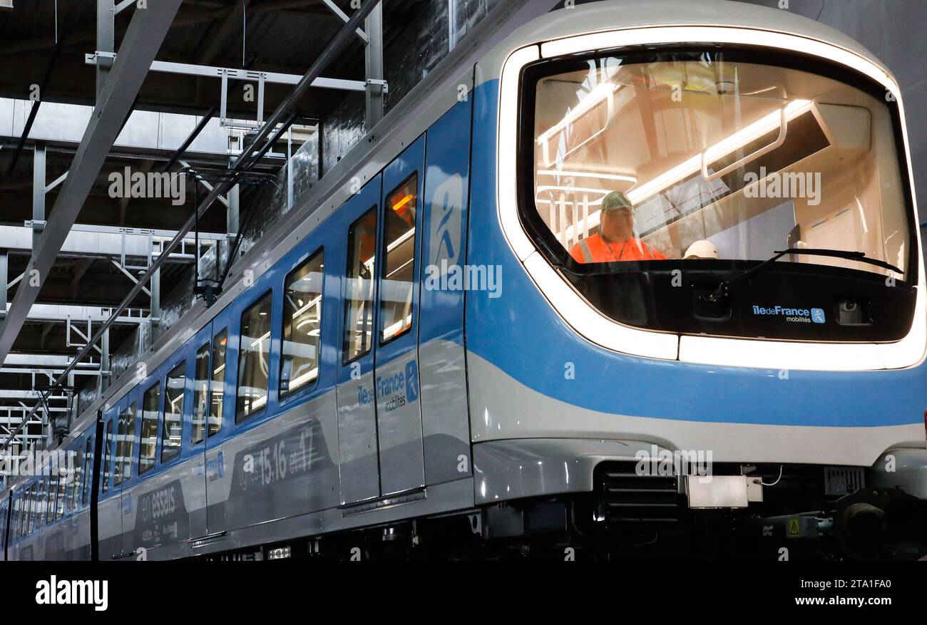 Illustration during the first driving test of the first train of Line ...