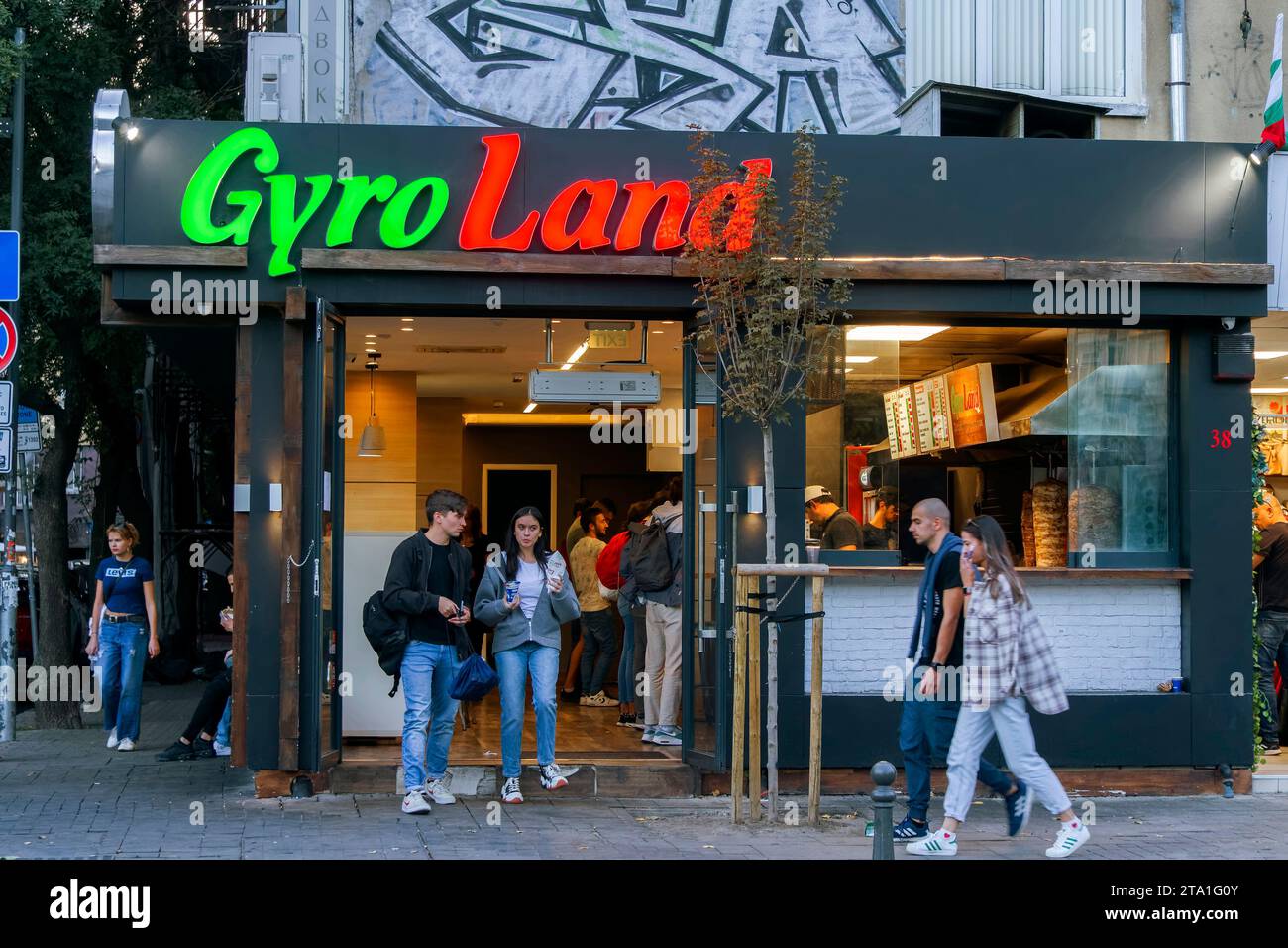 Fast food restaurant chicken service hi-res stock photography and ...