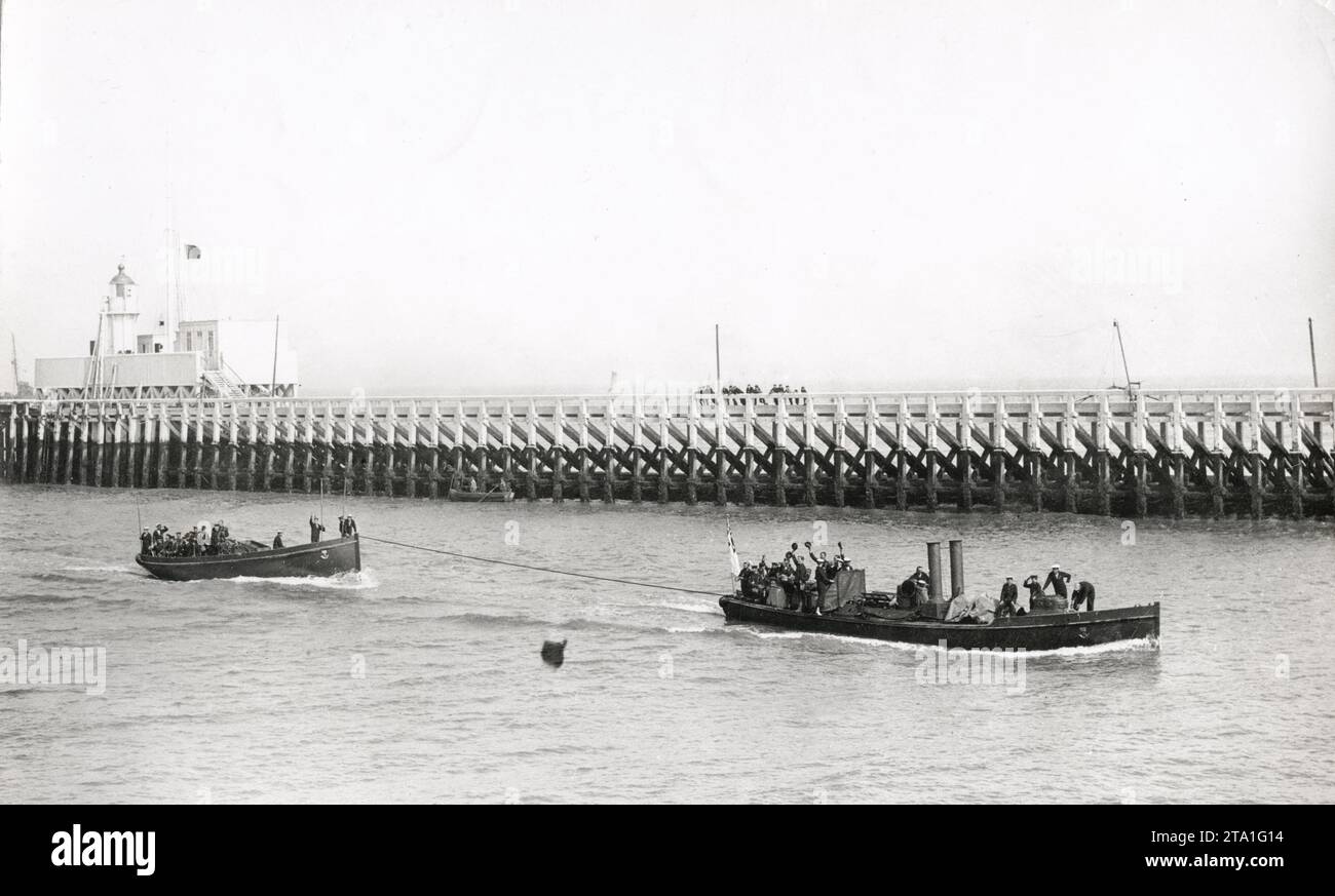 WW1 World War I - Royal Marines come ashore at Ostend Stock Photo - Alamy