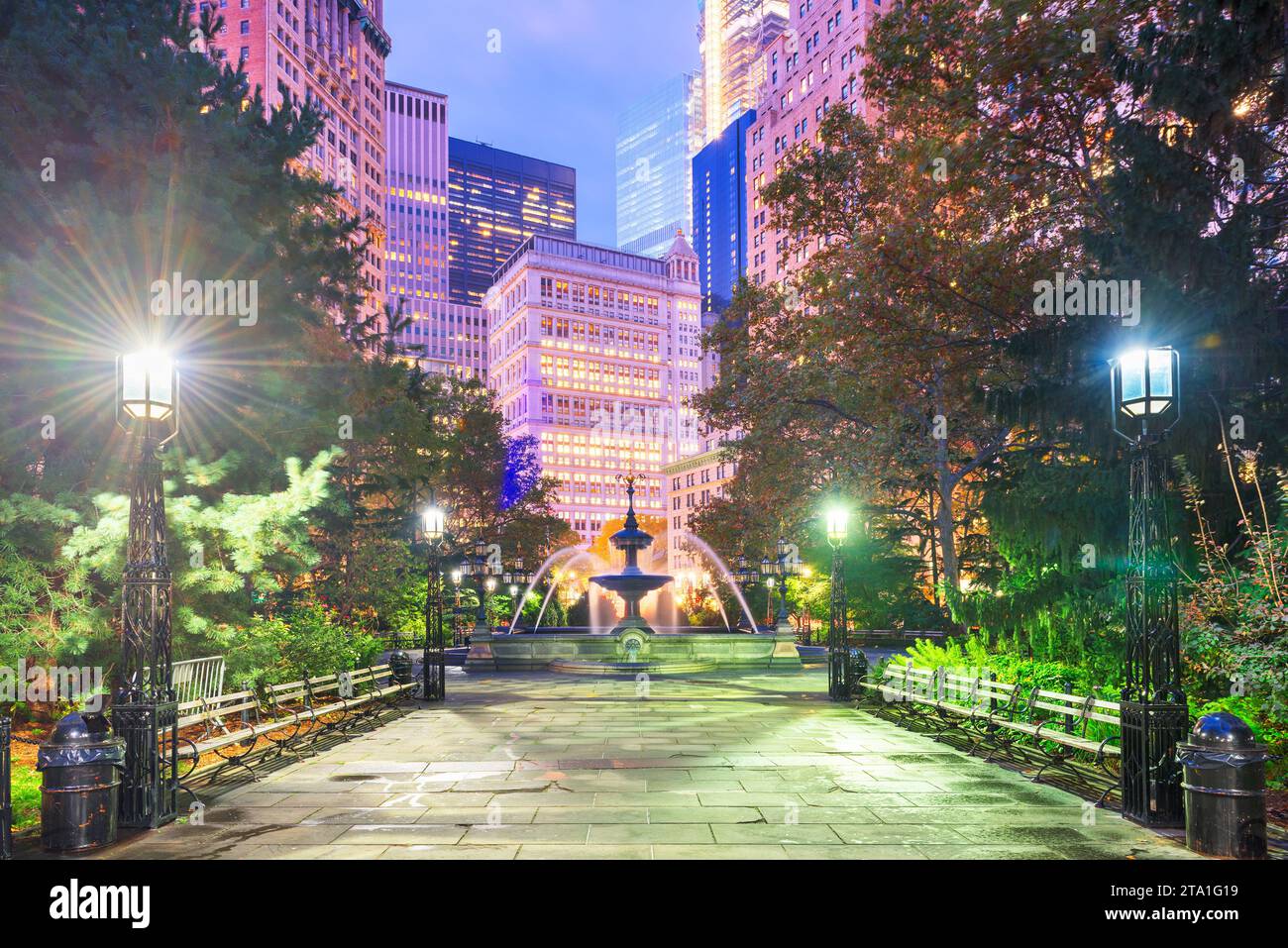 Night time in city park hi-res stock photography and images - Alamy