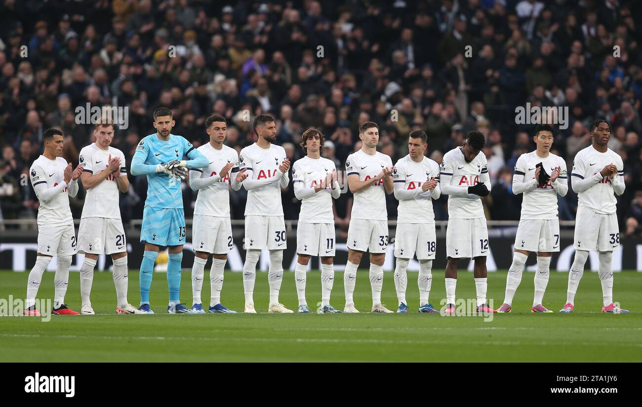 Tottenham Hotspur players hold a minutes silence in memory of Former ...