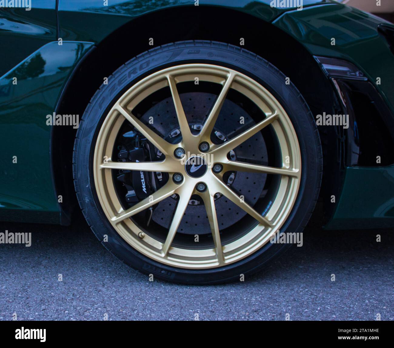 Gold wheel rims hi-res stock photography and images - Alamy