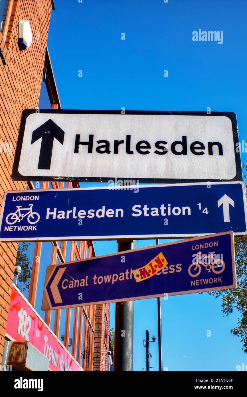 Station direction sign hi-res stock photography and images - Alamy
