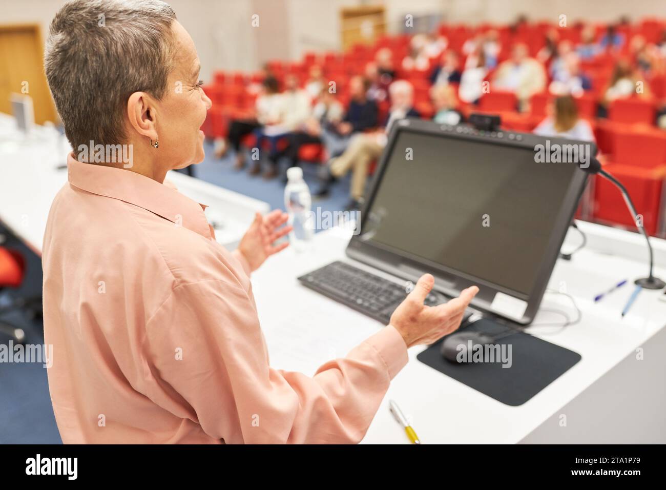 Audience asking question forum hi-res stock photography and images - Alamy