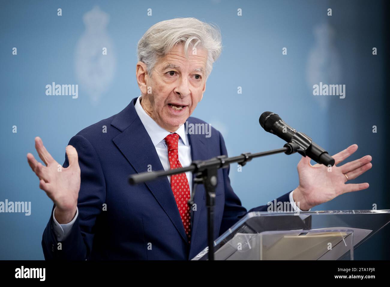 THE HAGUE - Scout Ronald Plasterk during an explanation of his work ...