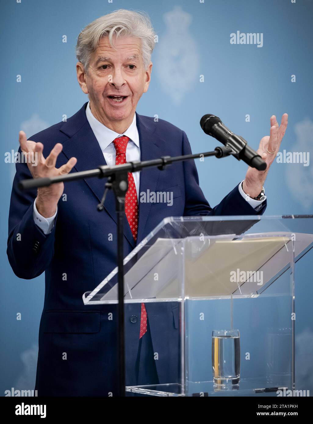 THE HAGUE - Scout Ronald Plasterk during an explanation of his work ...