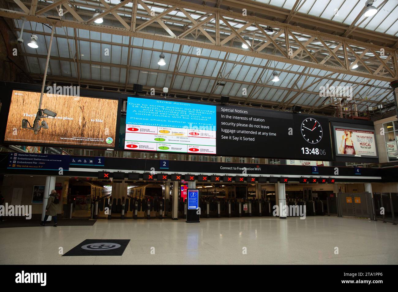 London charing cross station concourse hi-res stock photography and ...