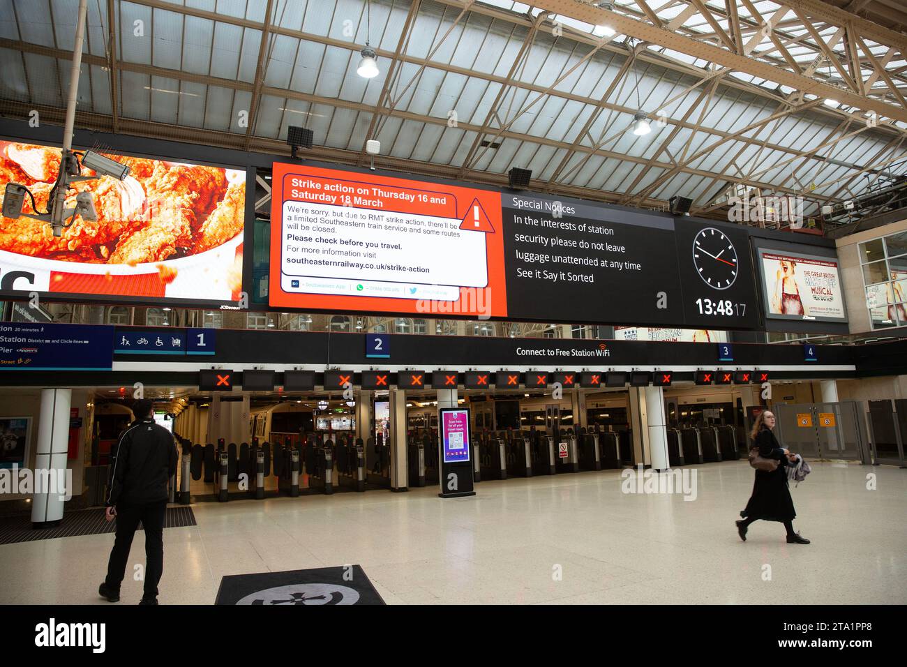 London charing cross station concourse hi-res stock photography and ...