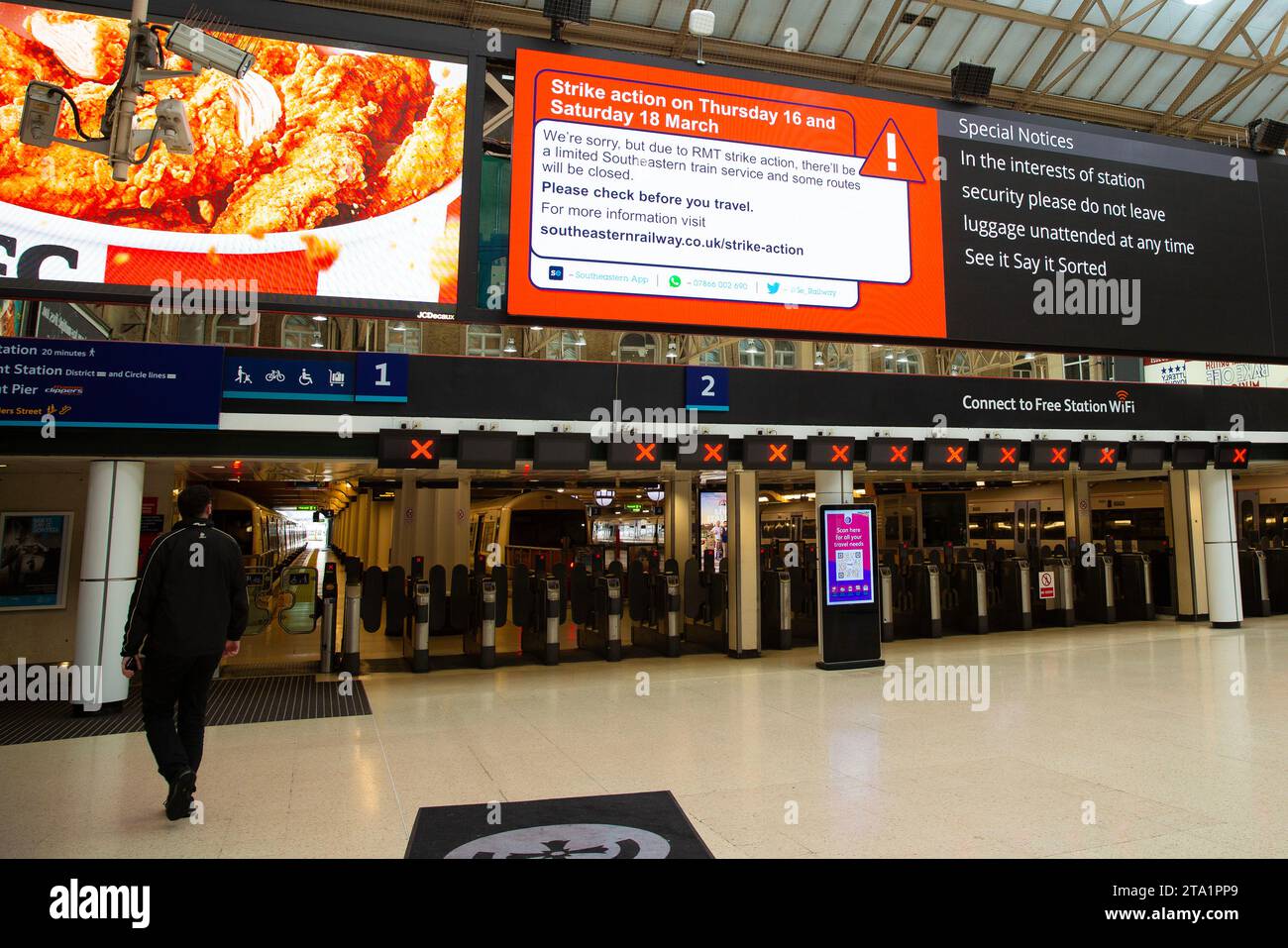 London charing cross station concourse hi-res stock photography and ...