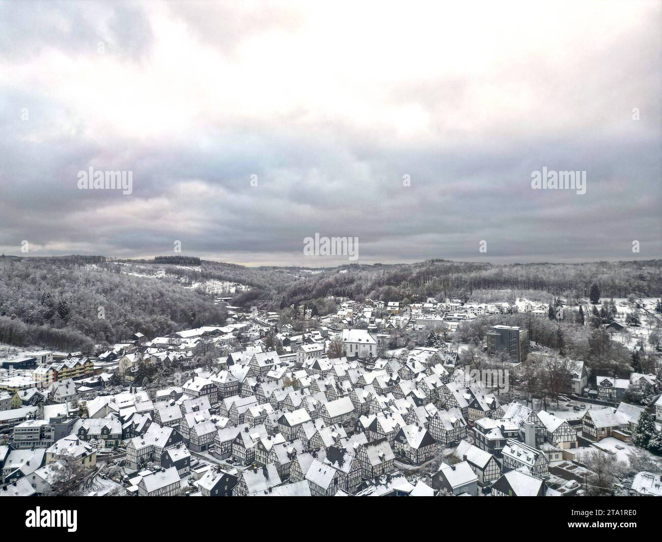 Luftaufnahme. Wintereinbruch im Siegerland. Die mit Schnee bedeckte ...